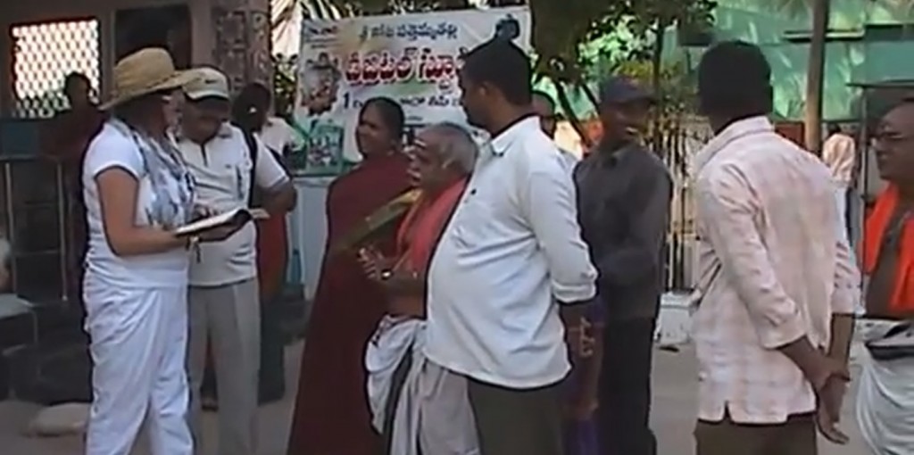 Video : Christian Missionary Preaching Outside Hindu Temple in India ...